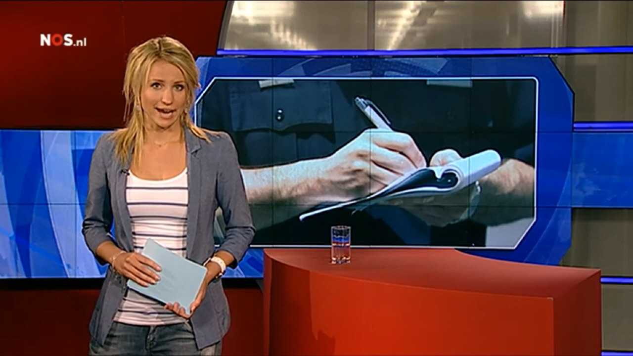 Dionne Stax: NOS journaal op 3 presentatrice Dionne Stax loopt ...