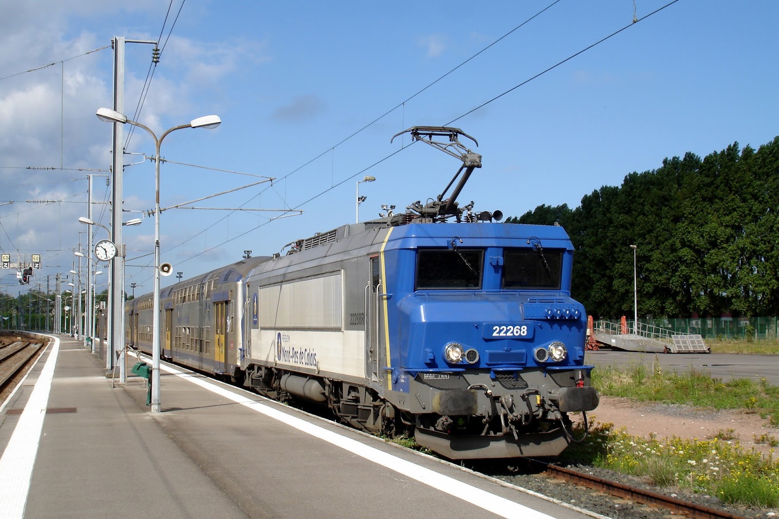 LA PASSION DU TRAIN: TER Mer et rame NOL à Calais.