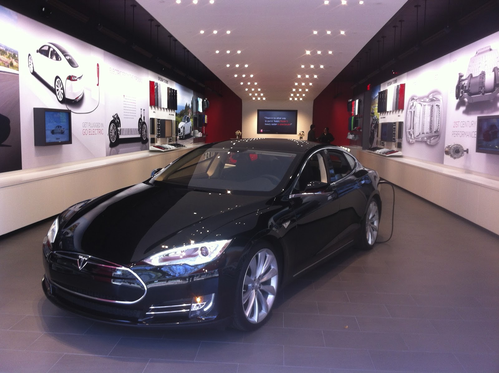 evTD: A Visit to the Tesla Showroom