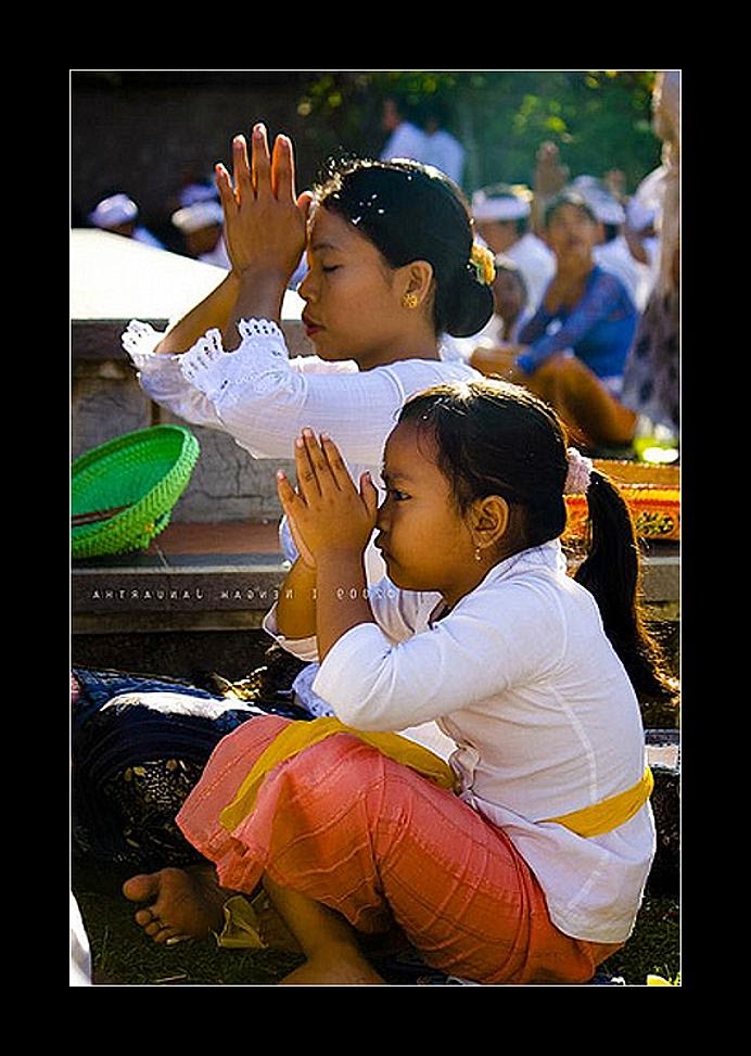 Mengenal Sembahyang Tri Sandhya Umat Hindu ~ Kejawen Wetan