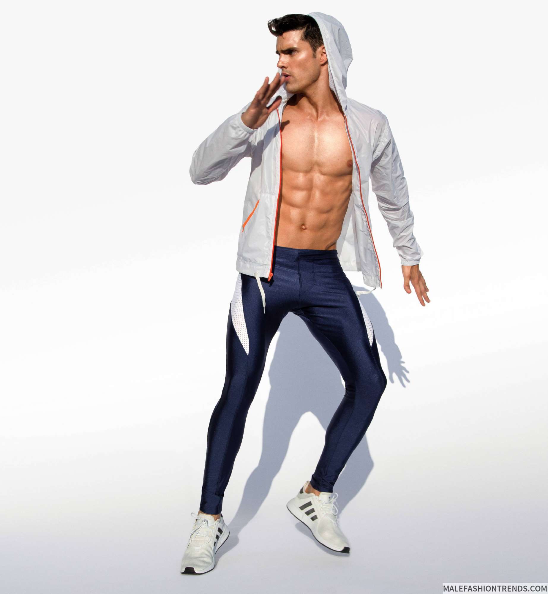 Gil Soares posa como el modelo del mes para BELLO Magazine