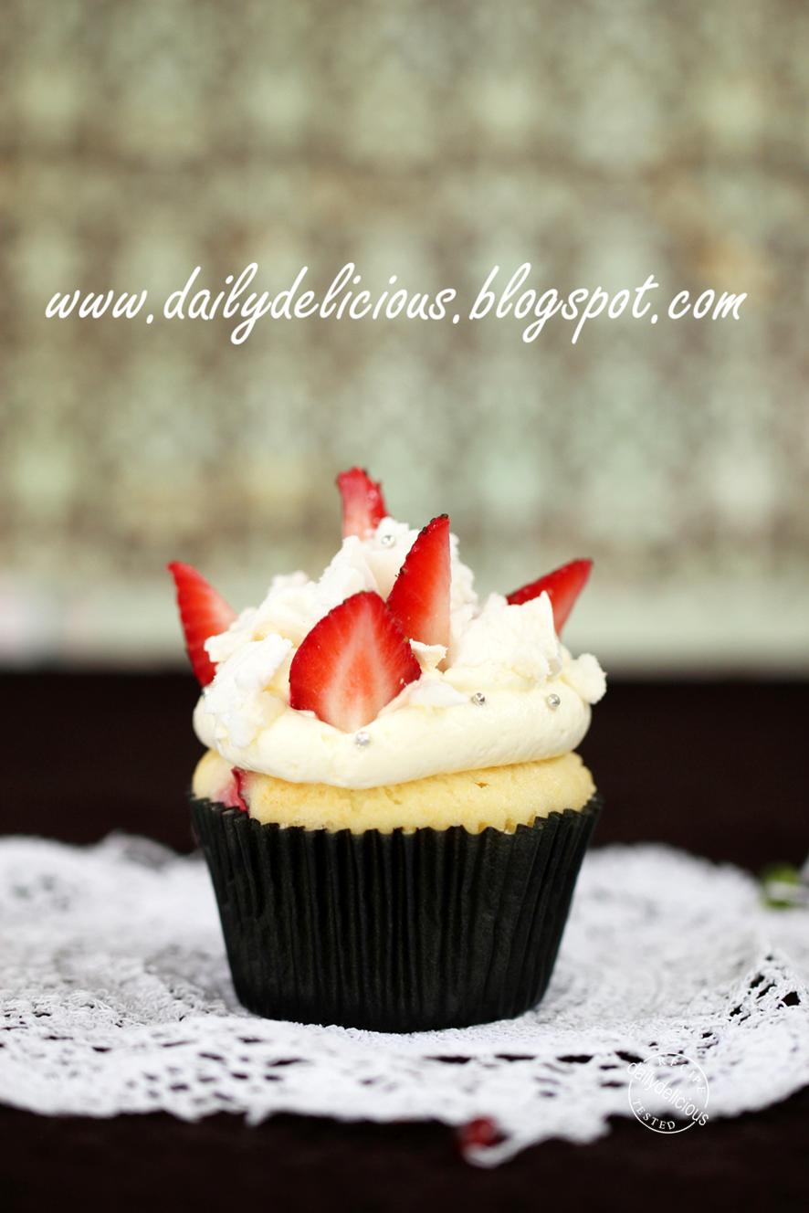dailydelicious: Eton mess cupcakes: Strawberry meringue cupcakes