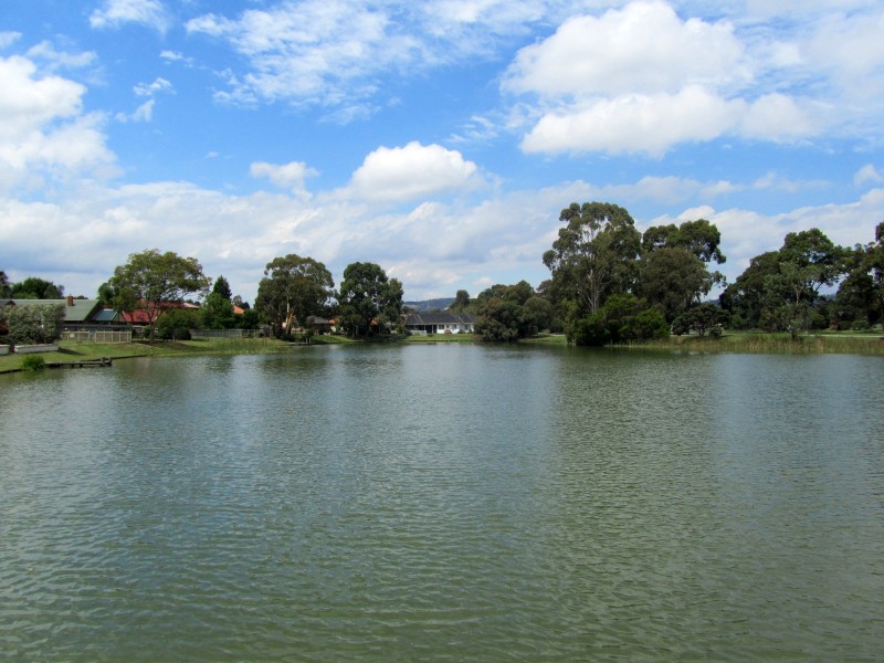 TRACKS, TRAILS AND COASTS NEAR MELBOURNE : Rowville Lakes
