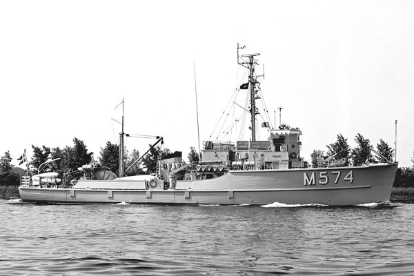 G.GYSSELS SHIPCOLLECTION: HDMS GRONSUND M 574 ex MSC 256 ex AMS 256