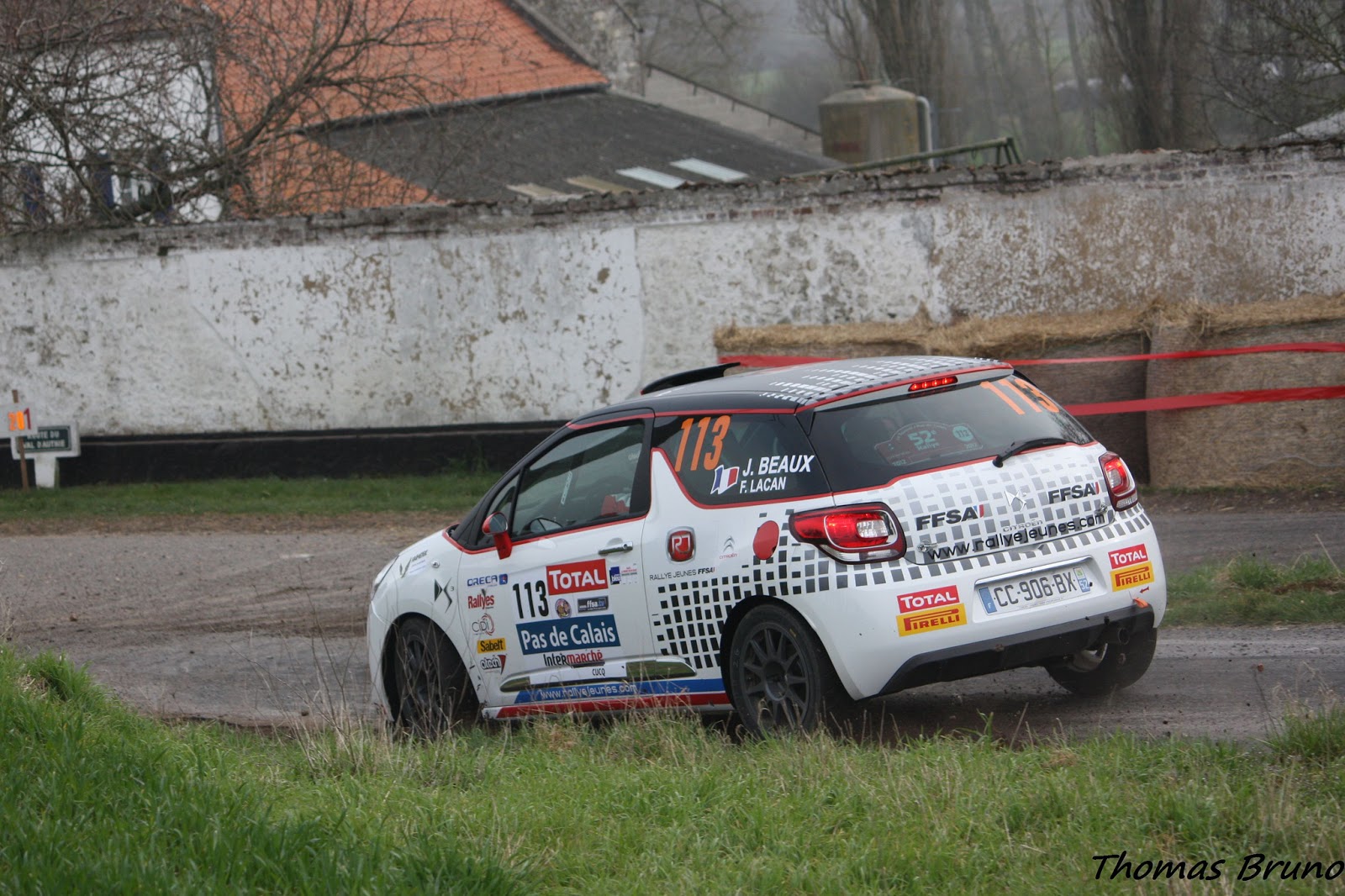 Cortando Cuneta: Citroën DS3 R1