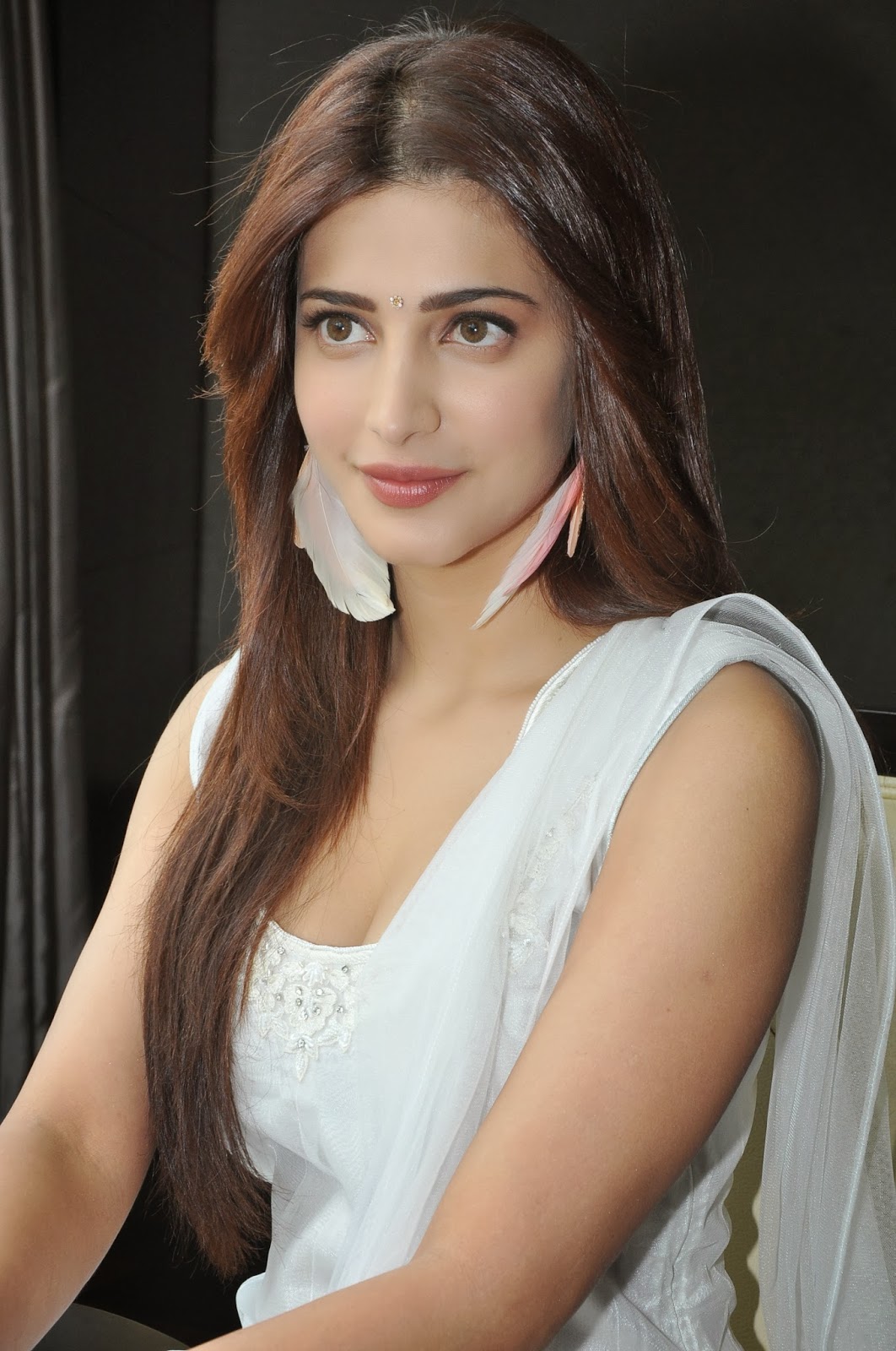 Shruti Haasan Sexy Figure Candid Pics In White Dress At Telugu Film Balupu Press Meet Hot