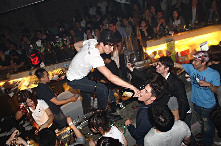 Crazy Clubbing: Club 'Ellui'