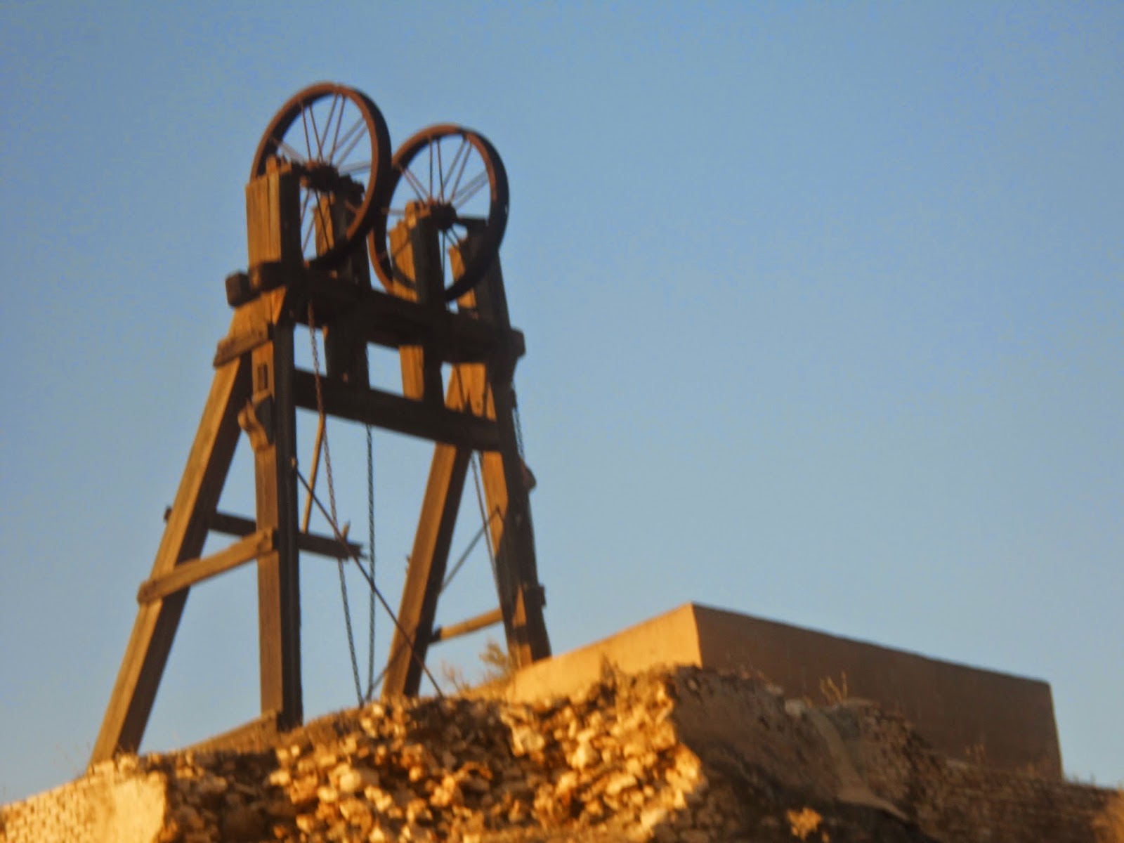 PAISAJES Y MINAS DEL CAMPO DE CARTAGENA: UN CASTILLETE MINERO AL ATARDECER