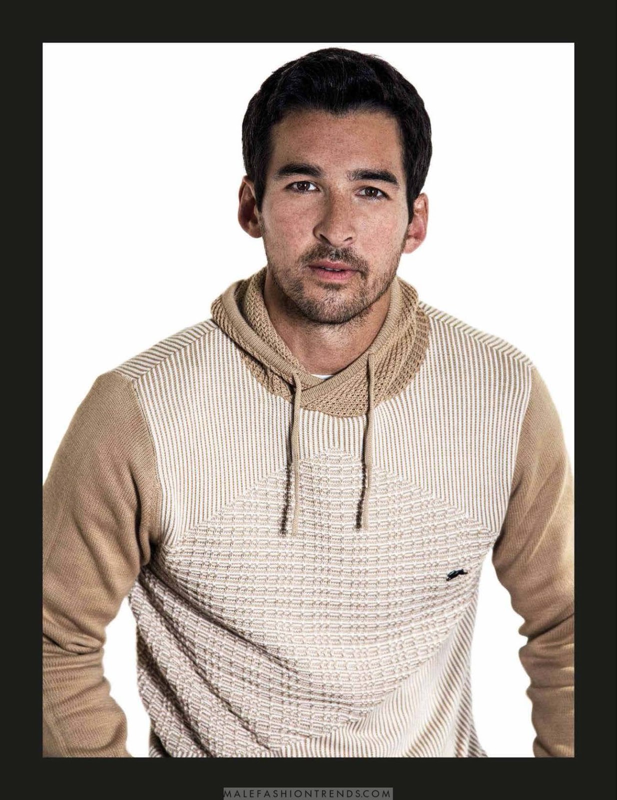 Jay Hayden viste impecables looks tailoring con prints para DA MAN Magazine