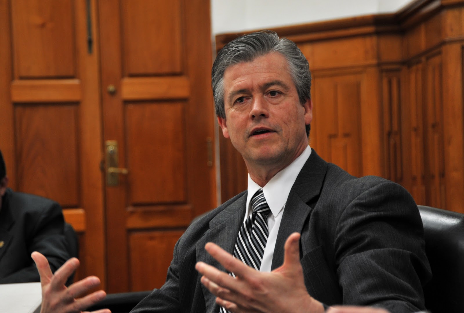 Bitácoras Políticas.com: La renuncia del mini bronco independiente