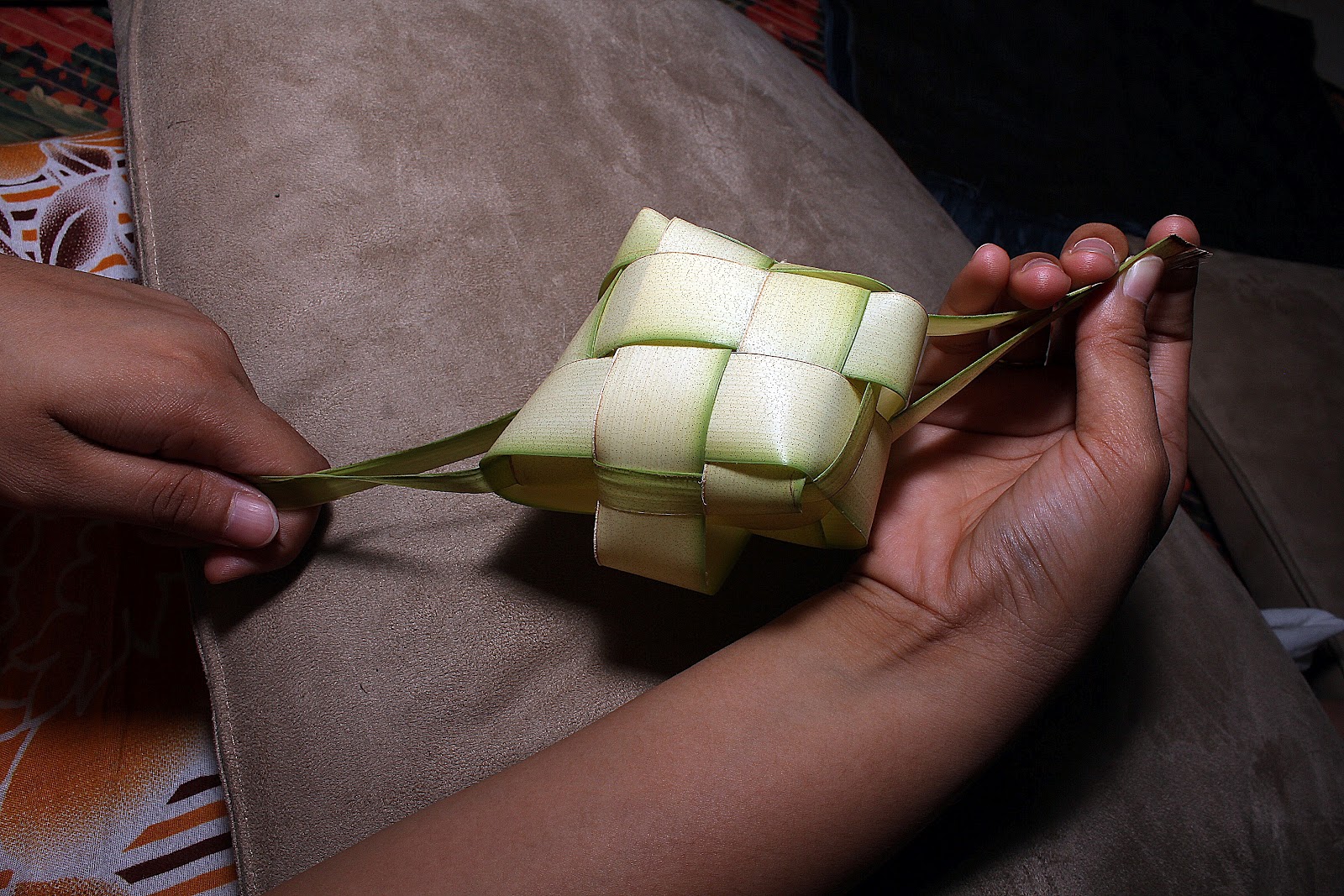make me fresh: Cara menganyam ketupat bawang