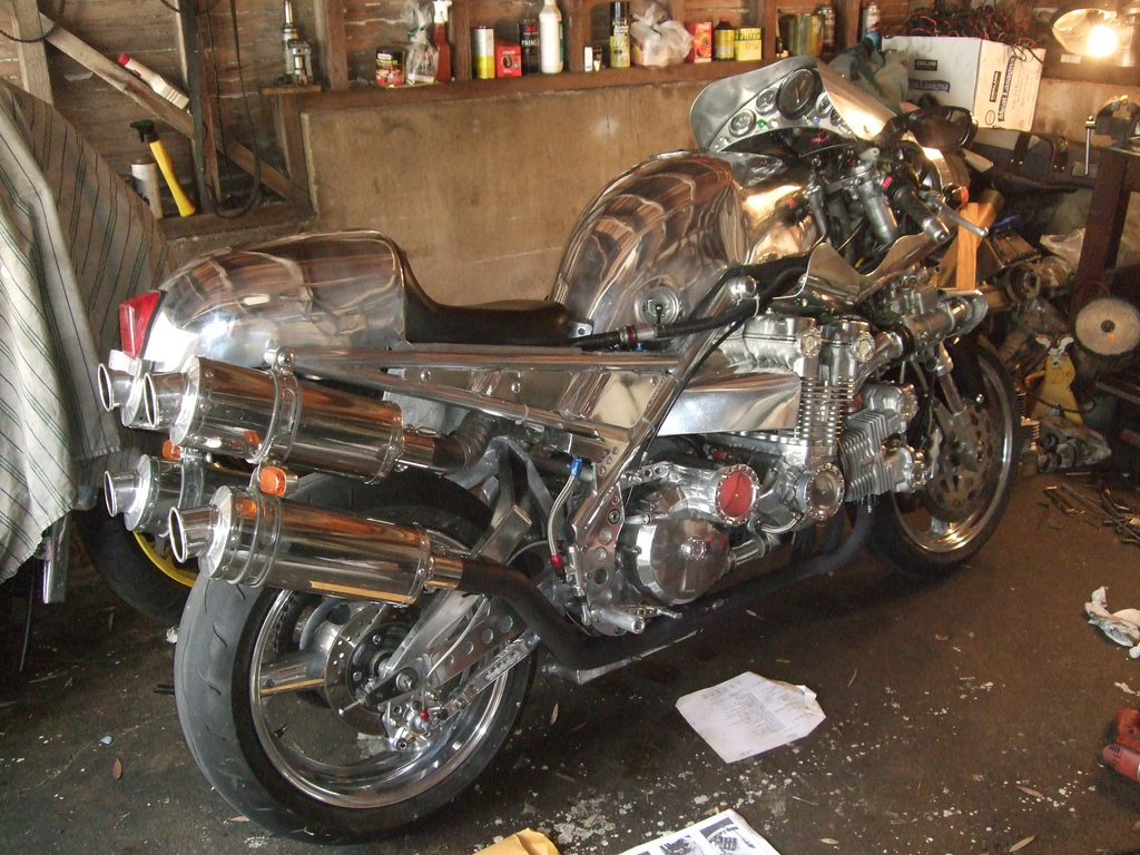 Andreas V12: CBX 2000 cc! - Inazuma café racer