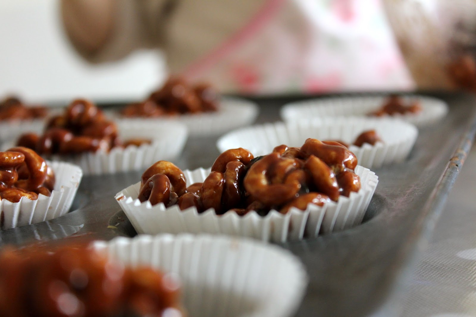 thimbles and crumbles: chocolate cheerio cakes
