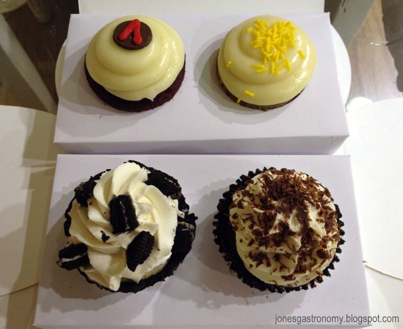 Jones' Gastronomy: Crazy over Cupcakes: Vanilla Cupcake Bakery