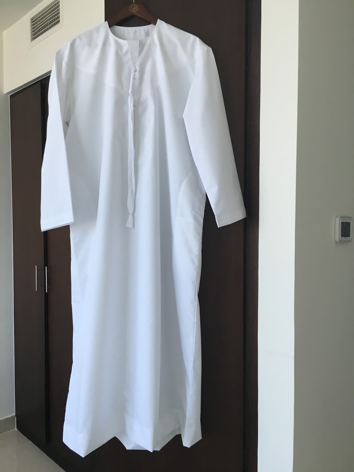 On the "Hunt" to Abu Dhabi!: LIFE IN A KANDURA.....