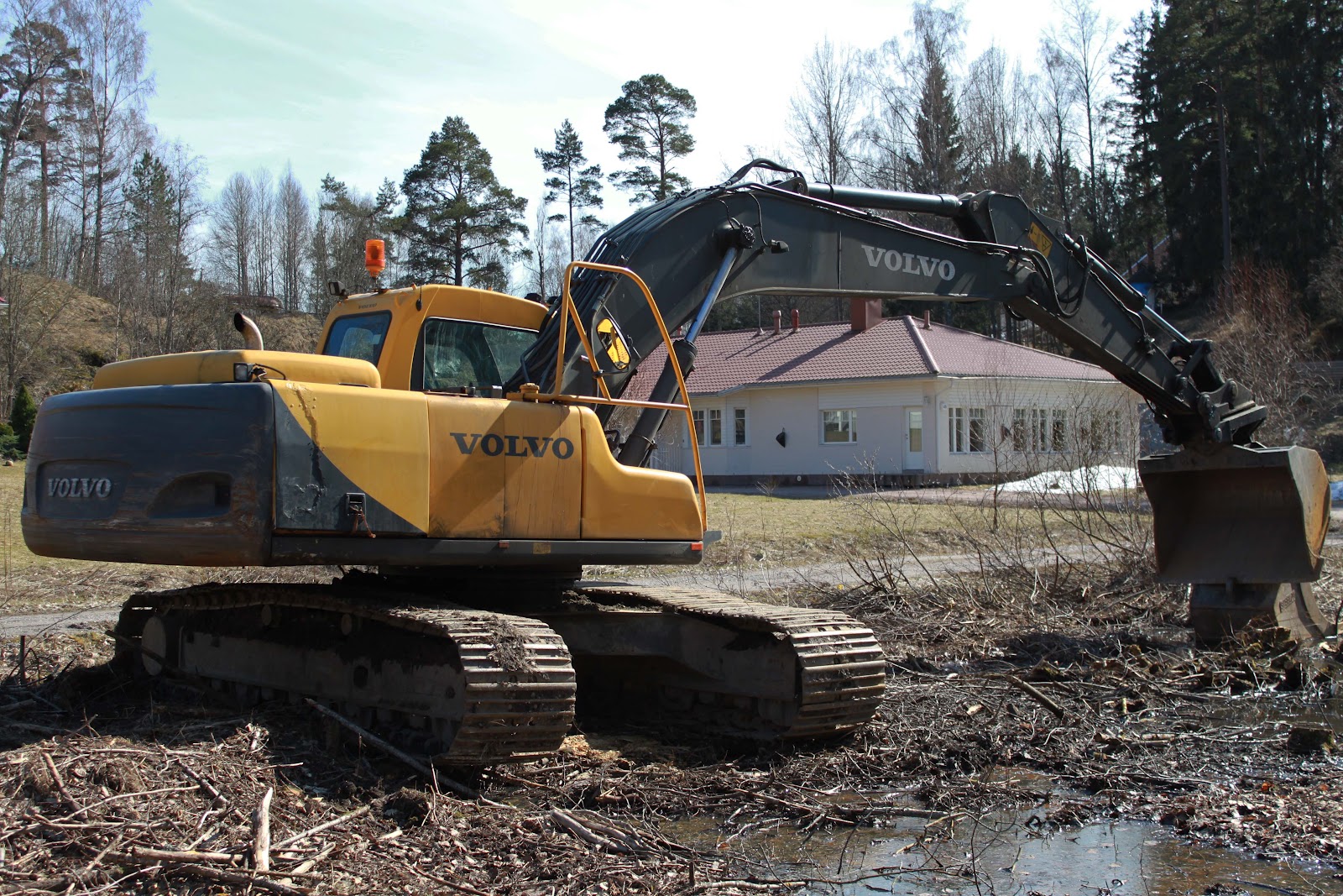 VillaKoira: "Land run", rakennuslupa ja maailman ihanin kaivuri!