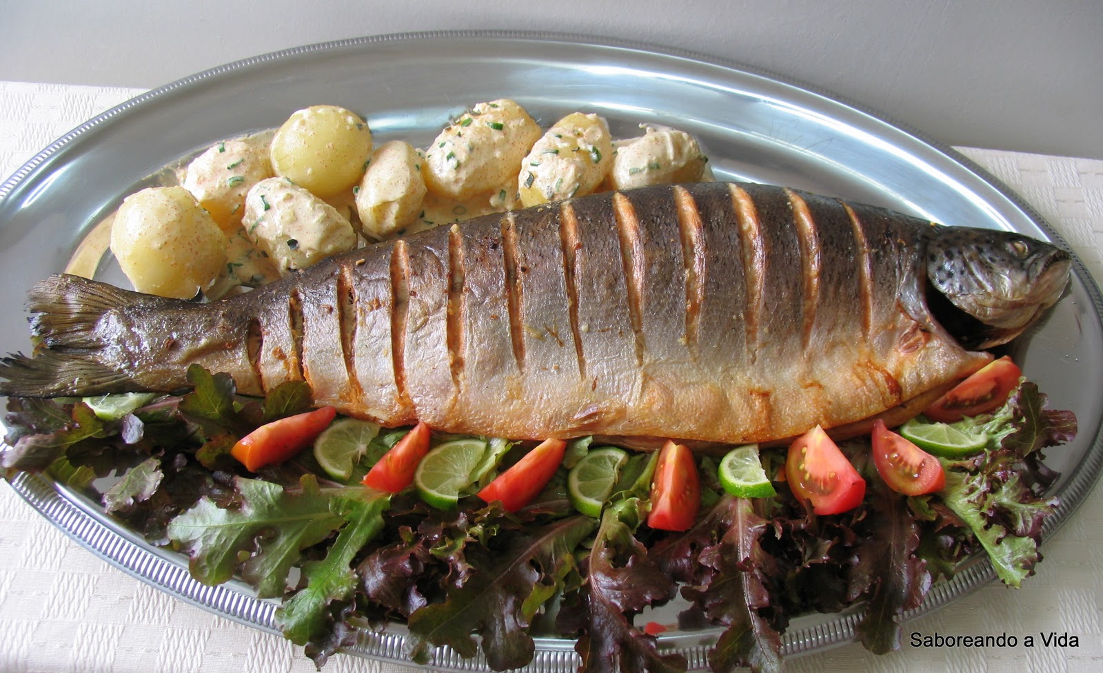 saboreando a vida: Salmão Inteiro de Forno Delicioso!