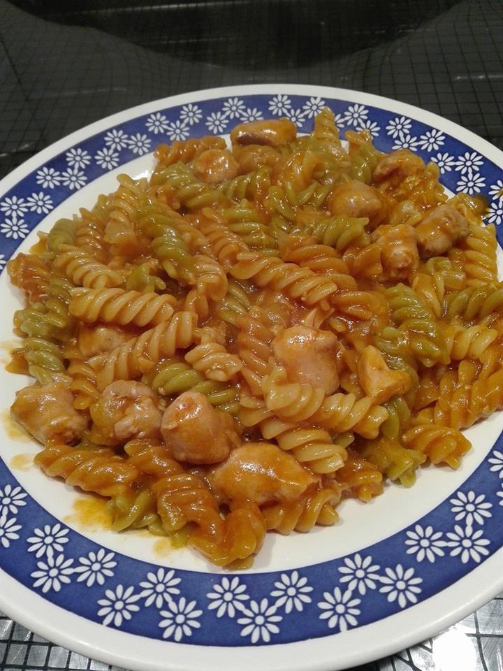 Esther y su mundo ollas GM: ESPIRALES DE PASTA CON SALCHICHAS DE POLLO ...