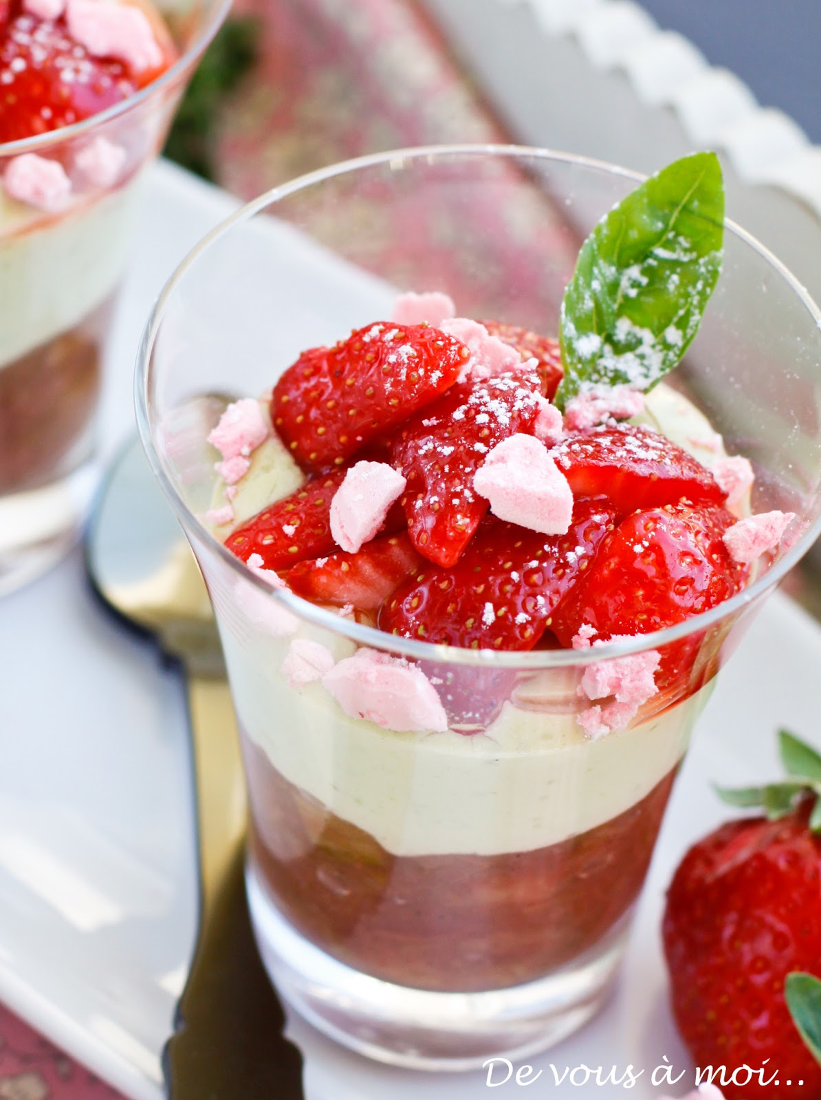 De vous à moi...: VERRINES FRAISE, RHUBARBE ET CRÈME BASILIC