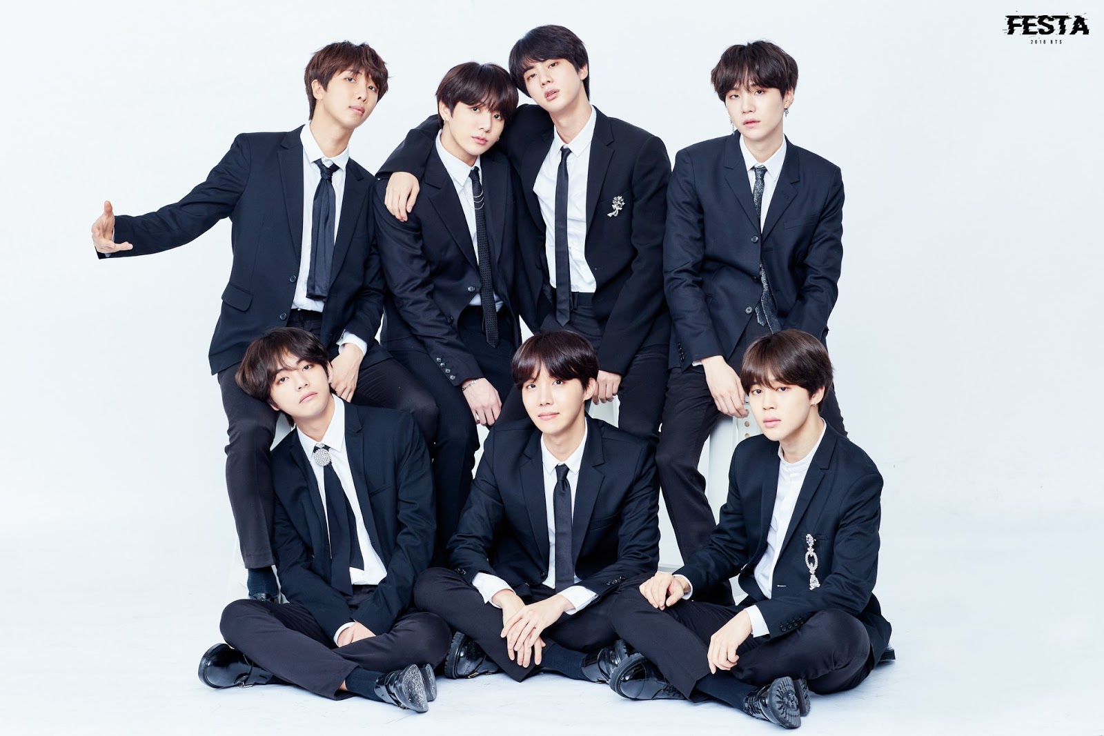 BTS atualiza o álbum de família com novas fotos para o "2018 BTS Festa"