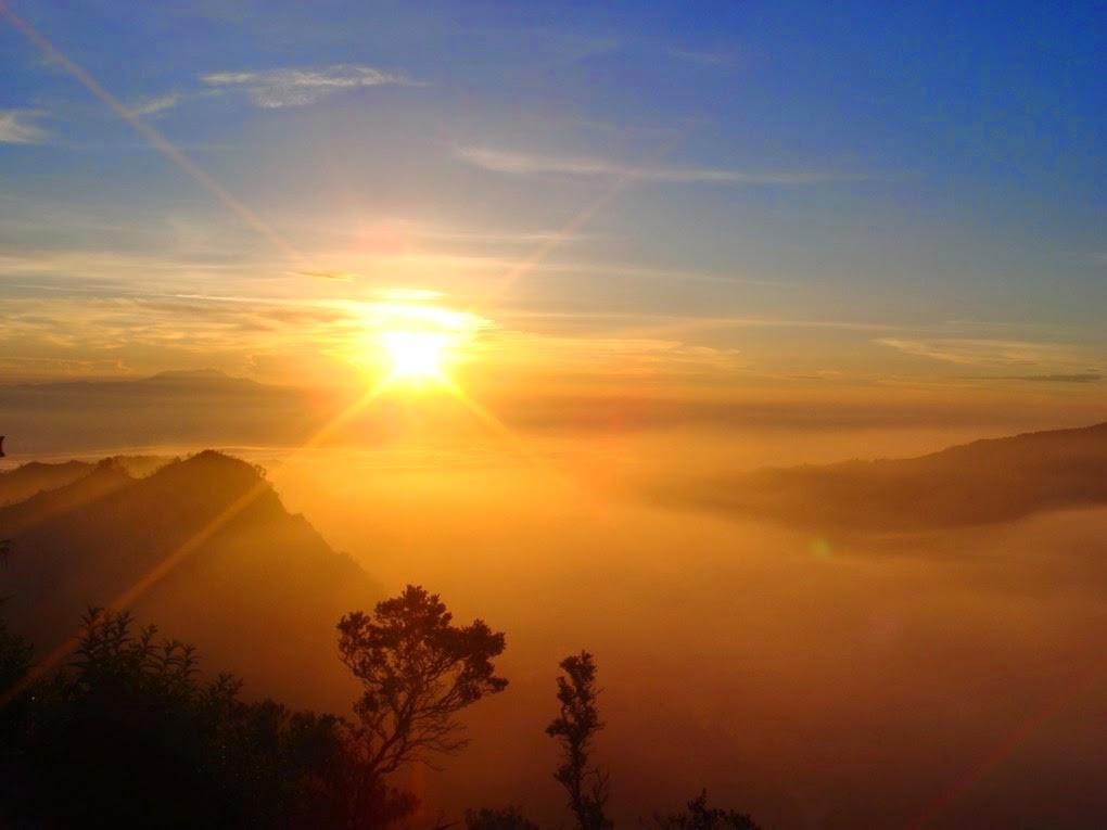 Indahnya Sunrise Di Puncak Gunung Bromo - PLH Indonesia
