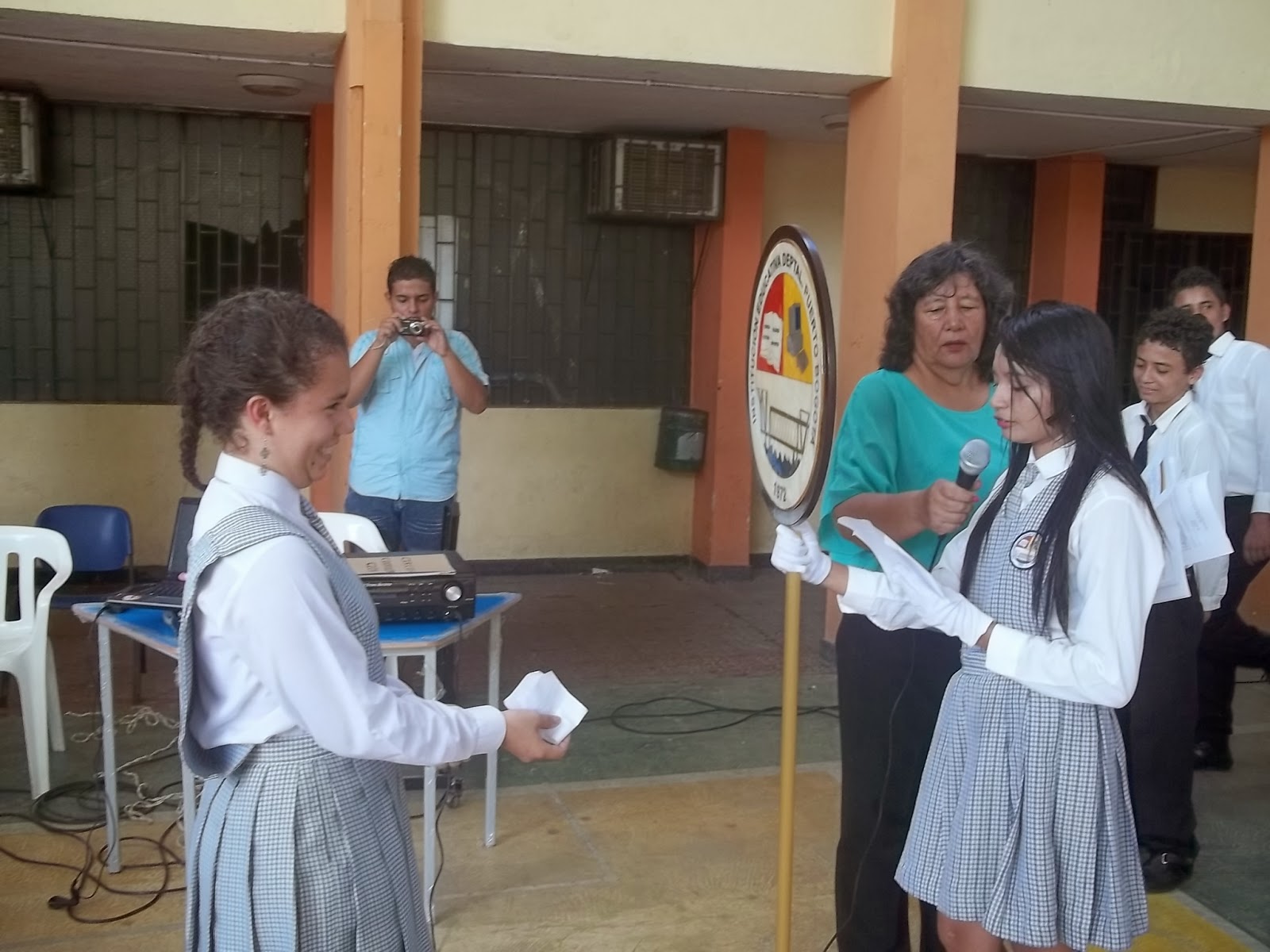 Puerto Bogotá Hoy1: Entrega de simbolos (Grado 11 a los Grados 10)