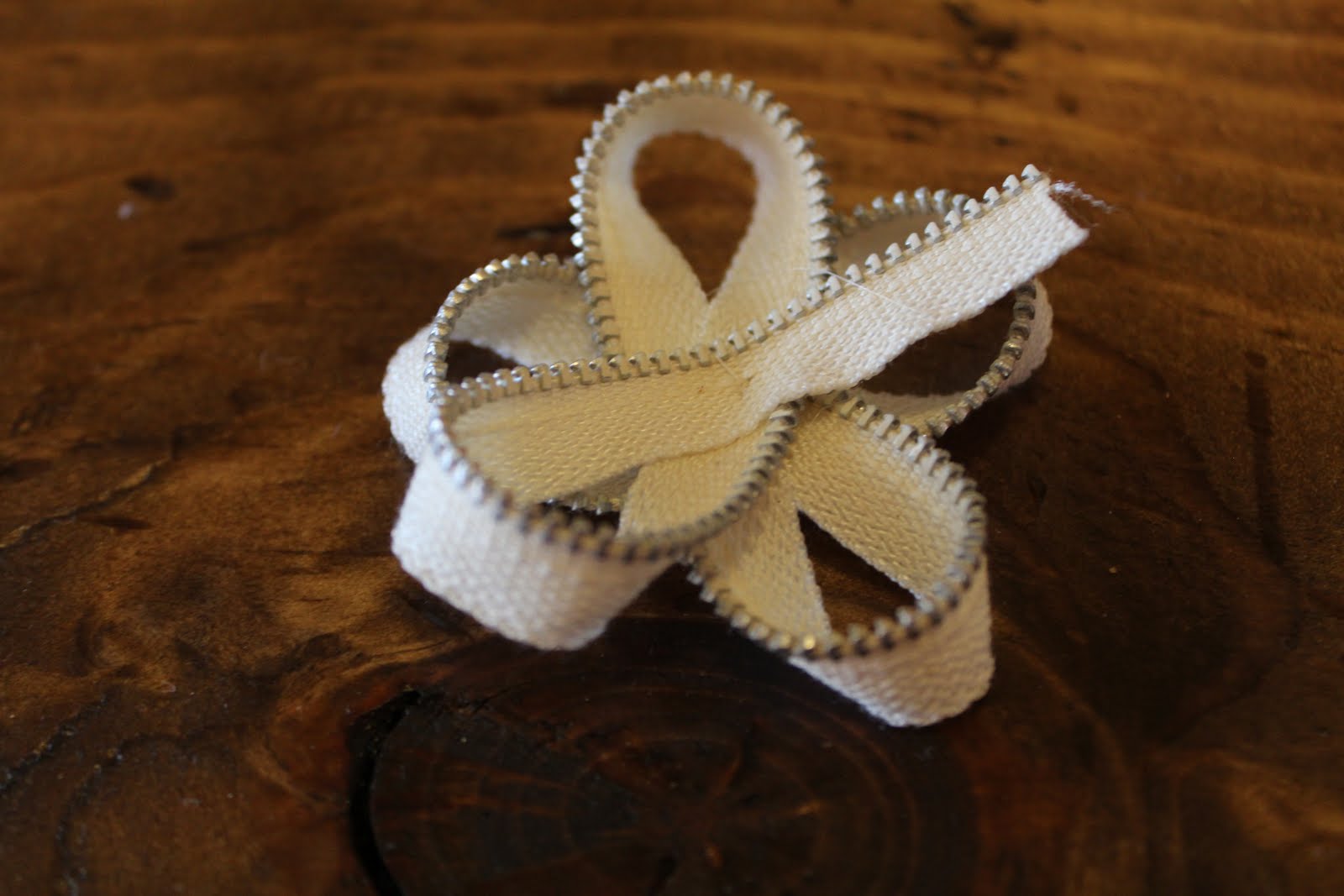 Garage Sales R Us: Zipper Bow Tutorial Part Two: Peacock Feather Zipper Bow