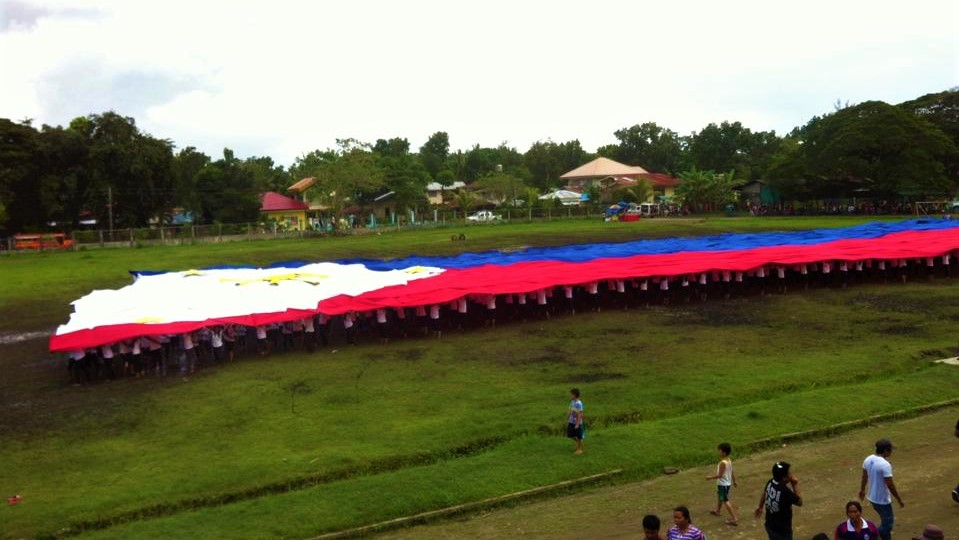World's Trending Portal: The Largest Human Flag in Iloilo