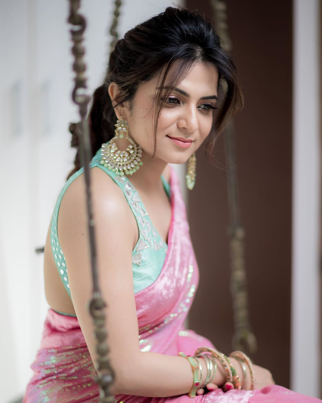 Anchor DD Divyadarshini Glam Pink Saree Photoshoot