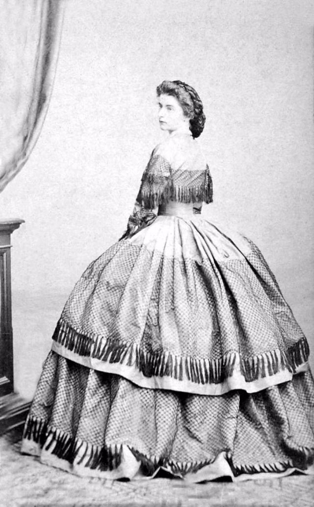 Crinoline: The Favorite Women Costume From Victorian Era ~ Vintage Everyday