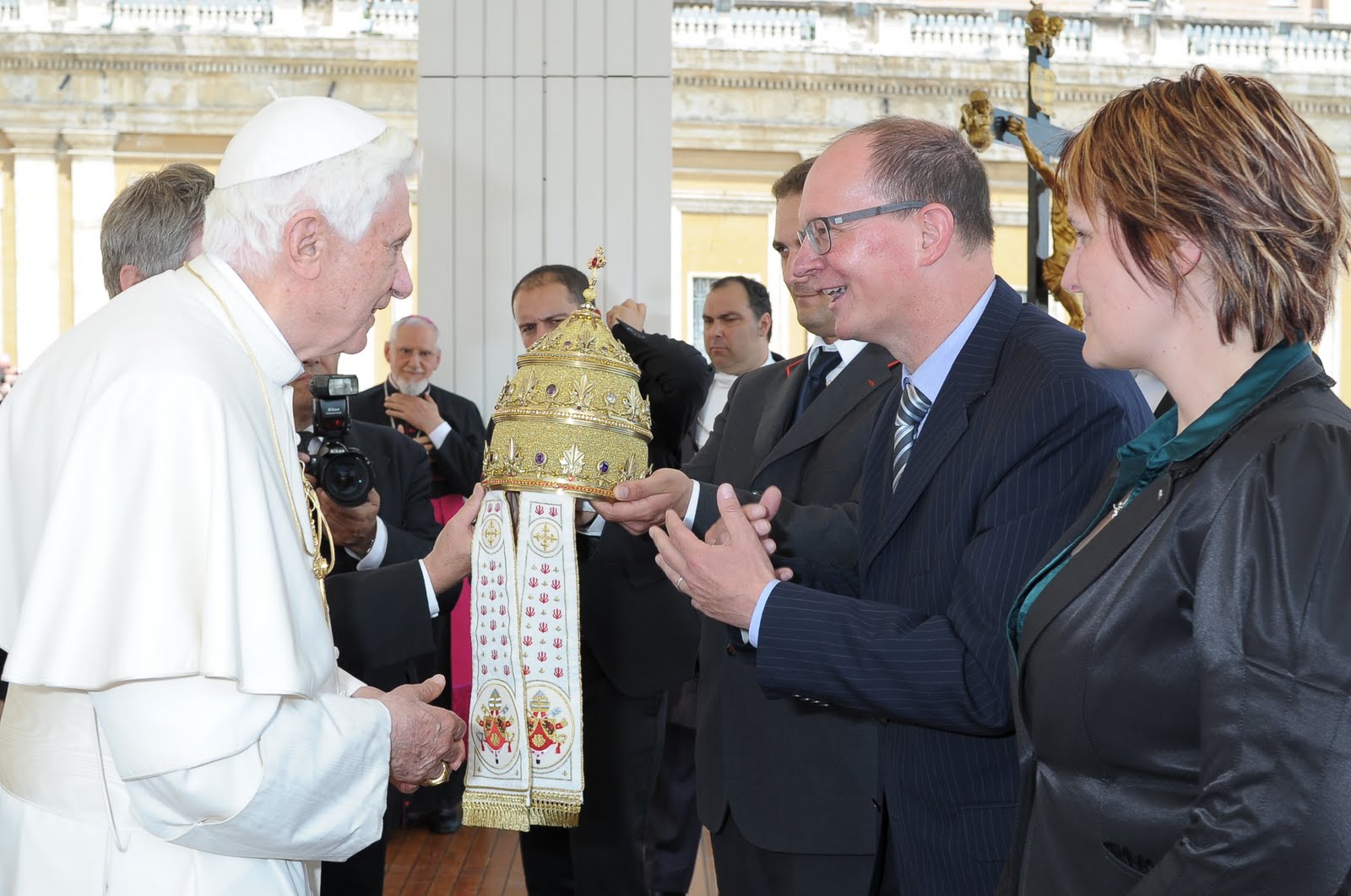 Bento XVI ganha uma Tiara (triregnum) em nome da unidade dos cristãos!
