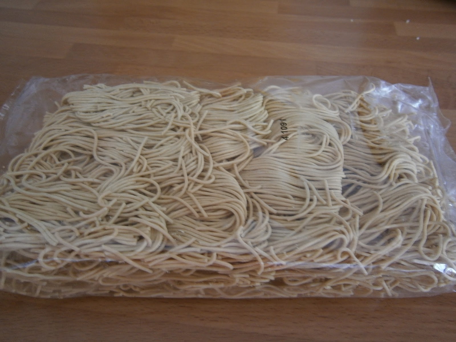 COCINA A LAS BRAVAS: Pasta china con merluza y verduras