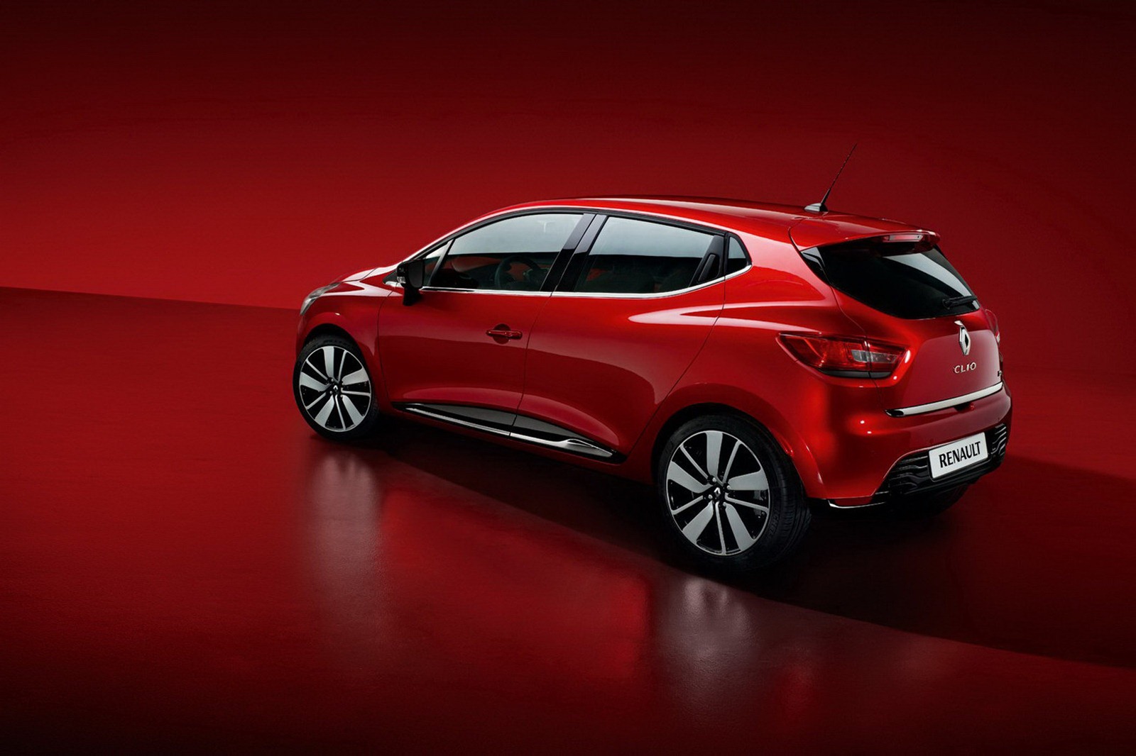A V T O S V E T N O V I C E: NOVI RENAULT CLIO - SLIKE!