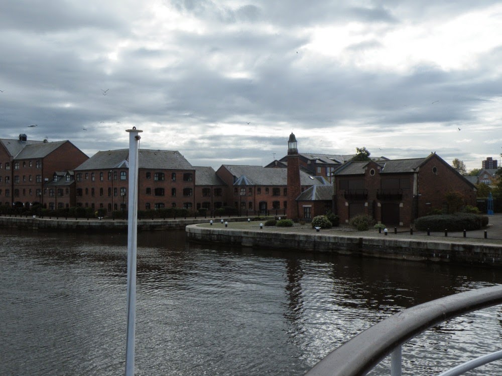 Travelling the Canals of England: Cruising the Length of the Manchester ...