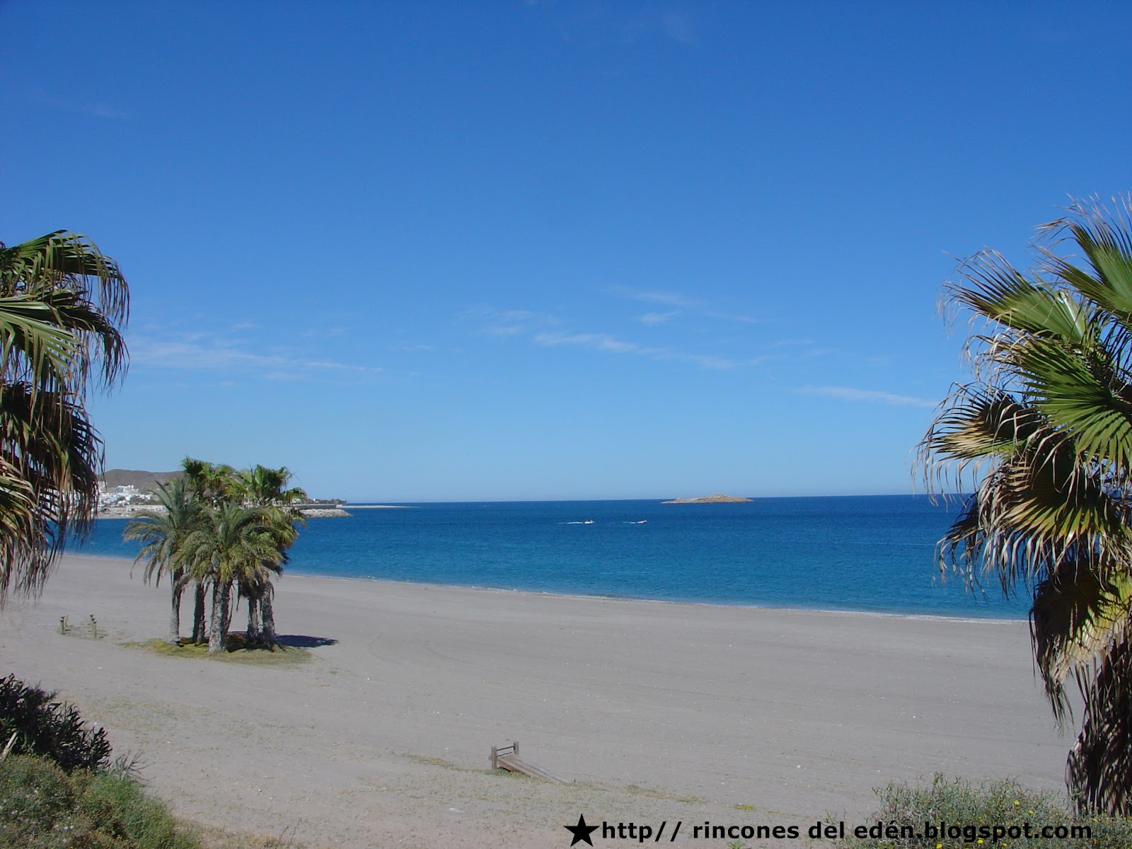 RINCONES DEL EDÉN: Playa de Carboneras ( Almería ) con vista a la isla ...