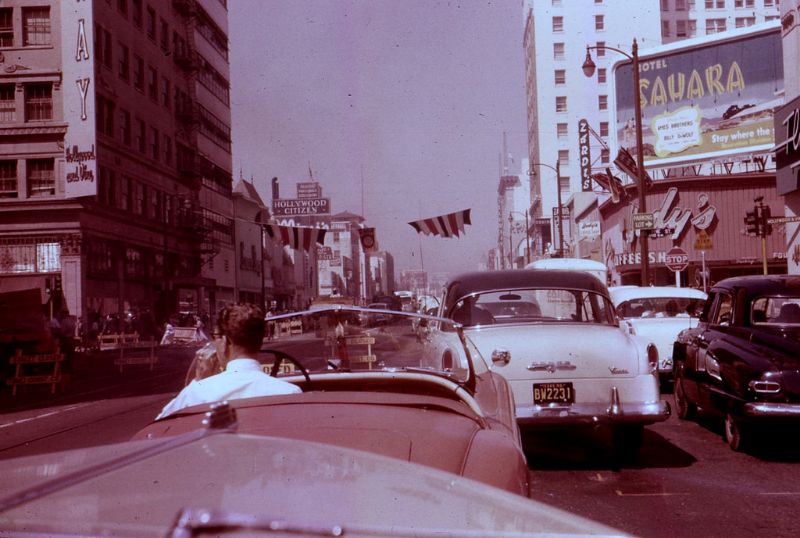 46 Fascinating Color Photos That Capture Street Scenes of Los Angeles ...