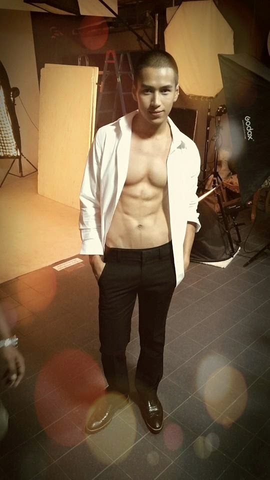 M y a n m a r H u n k s: Shirtless Aung Ye Lin @ Rays studio