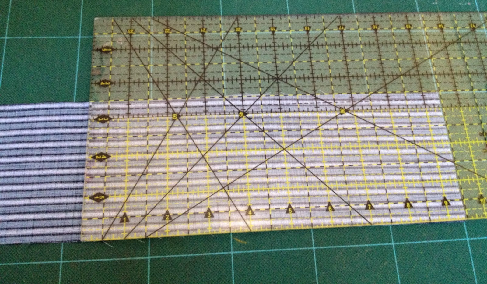 Elaine's Sweet Life: Plaid cross quilt {tutorial}