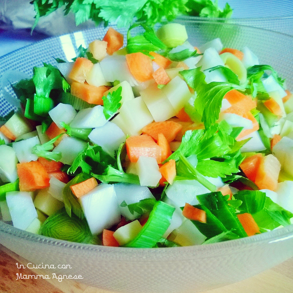 Come fare il Brodo di Verdure - Ricetta Vegetariana 🍃 | In Cucina con ...