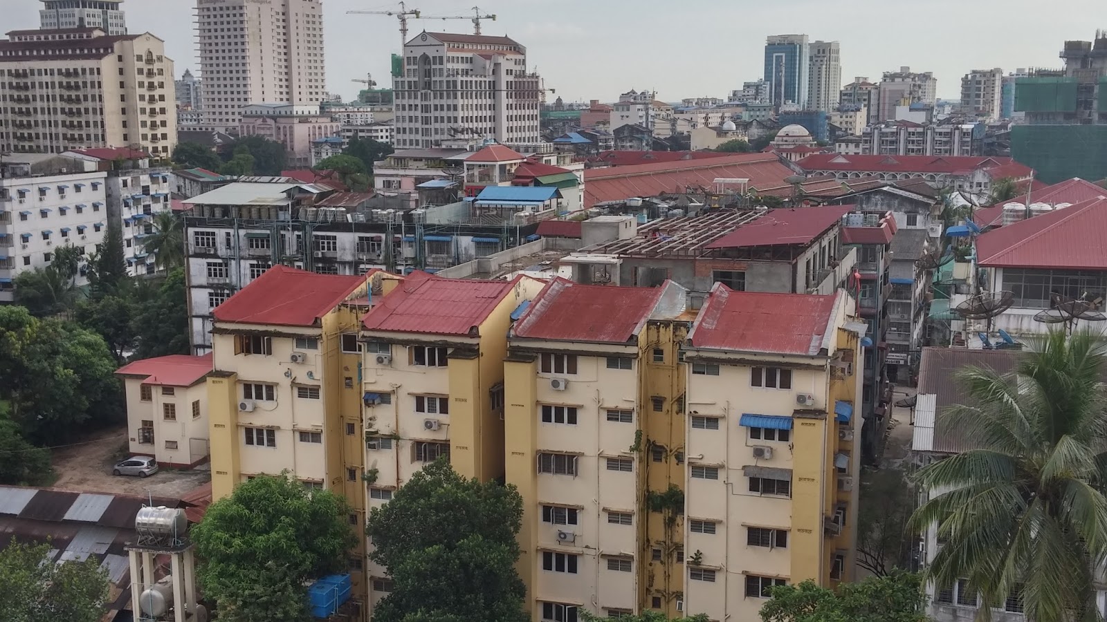 Ud i det blå med klipklapper på: Life at Yaw Min Gee Street