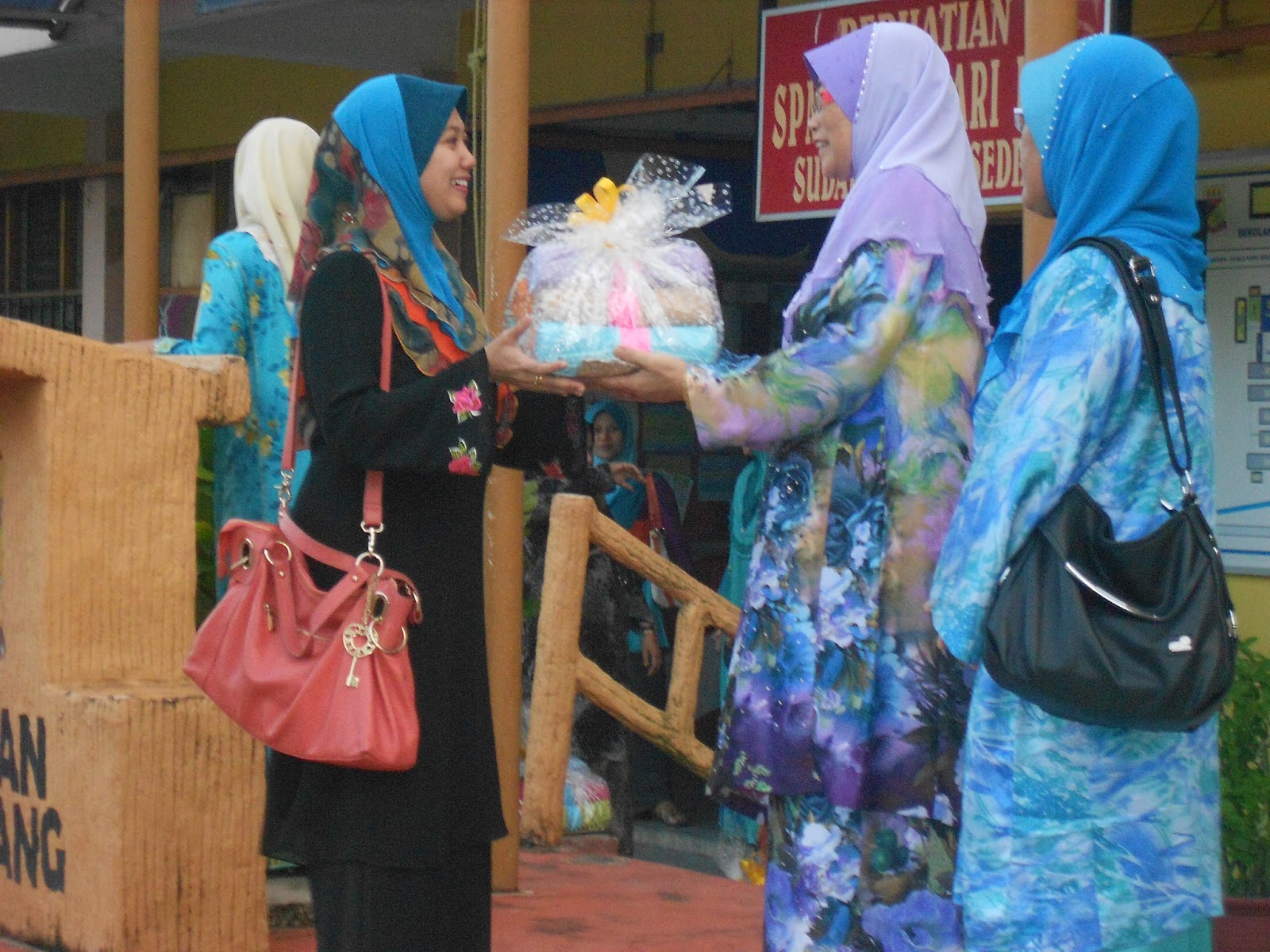 BLOG SMK. SG. CHOH (SEMESCO): PENYAMPAIAN HADIAH SUKANEKA DAN PERMAINAN ...