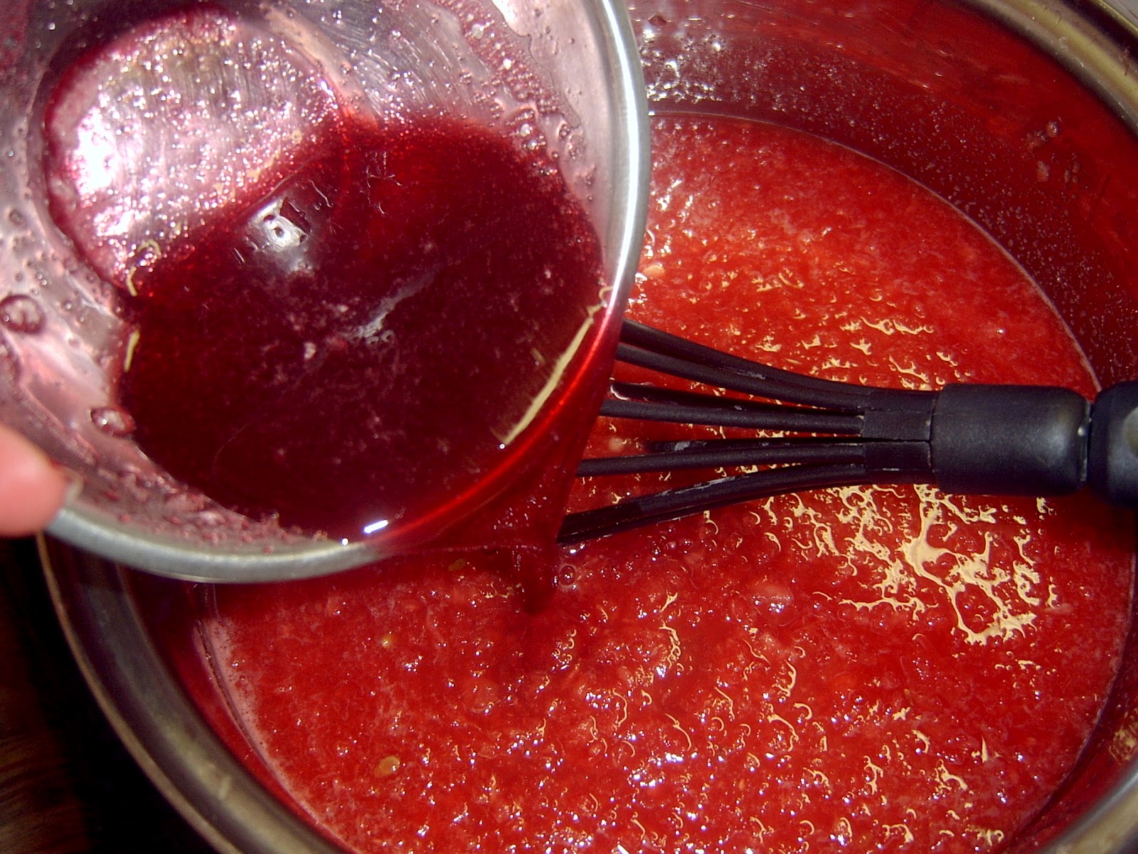 Tort cu mousse din miez de lubenita