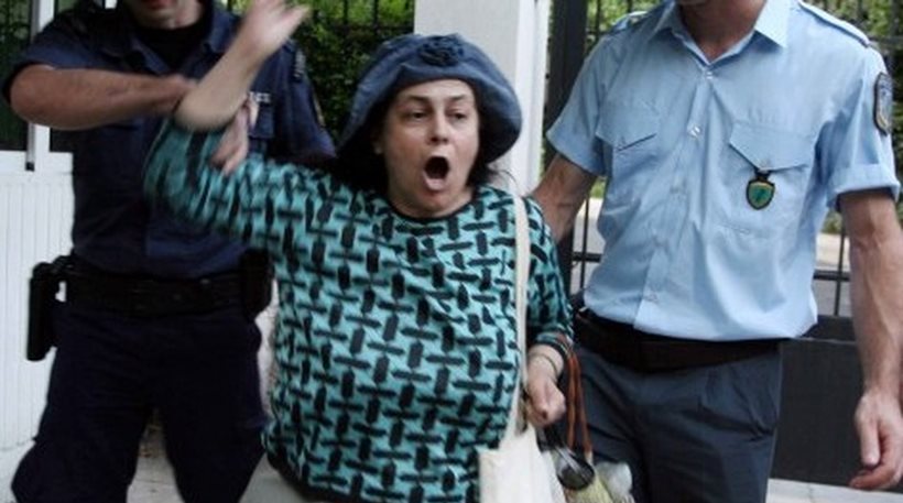 ΕΙΣΑΙ ΘΕΑ...!!! ΔΑΓΚΩΣΕ ΤΟΝ ΦΩΤΟΓΡΑΦΟ ΚΑΙ ΕΠΙΤΕΘΗΚΕ ΣΤΟΝ ΑΝΤΑΠΟΚΡΙΤΗ ...