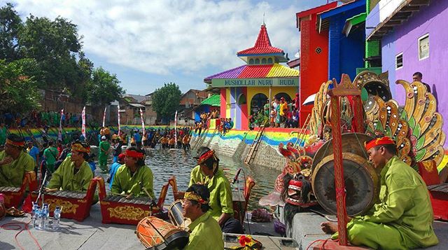 BANYUWANGI BERWARNA SULAP BANTARAN SUNGAI KALILO WARNA-WARNI BAK PELANGI