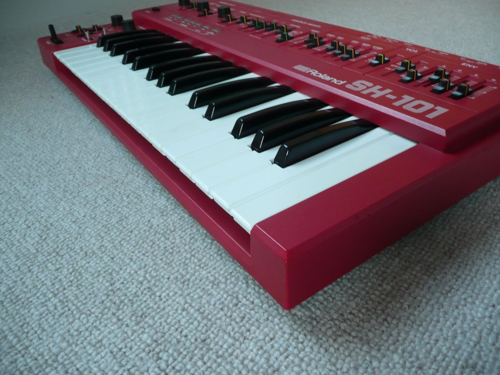 MATRIXSYNTH: Red ROLAND SH-101 VINTAGE SYNTHESIZER SN 351699