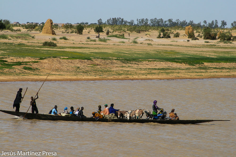 Una foto de Mali: Barcaza por el Río Niger