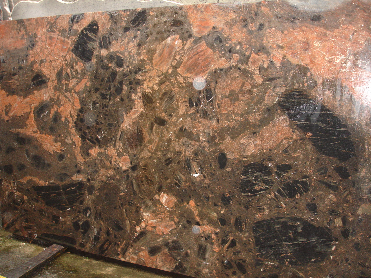 STONE GALLERY - BY PARANA GRANITOS: Marrom Madeira