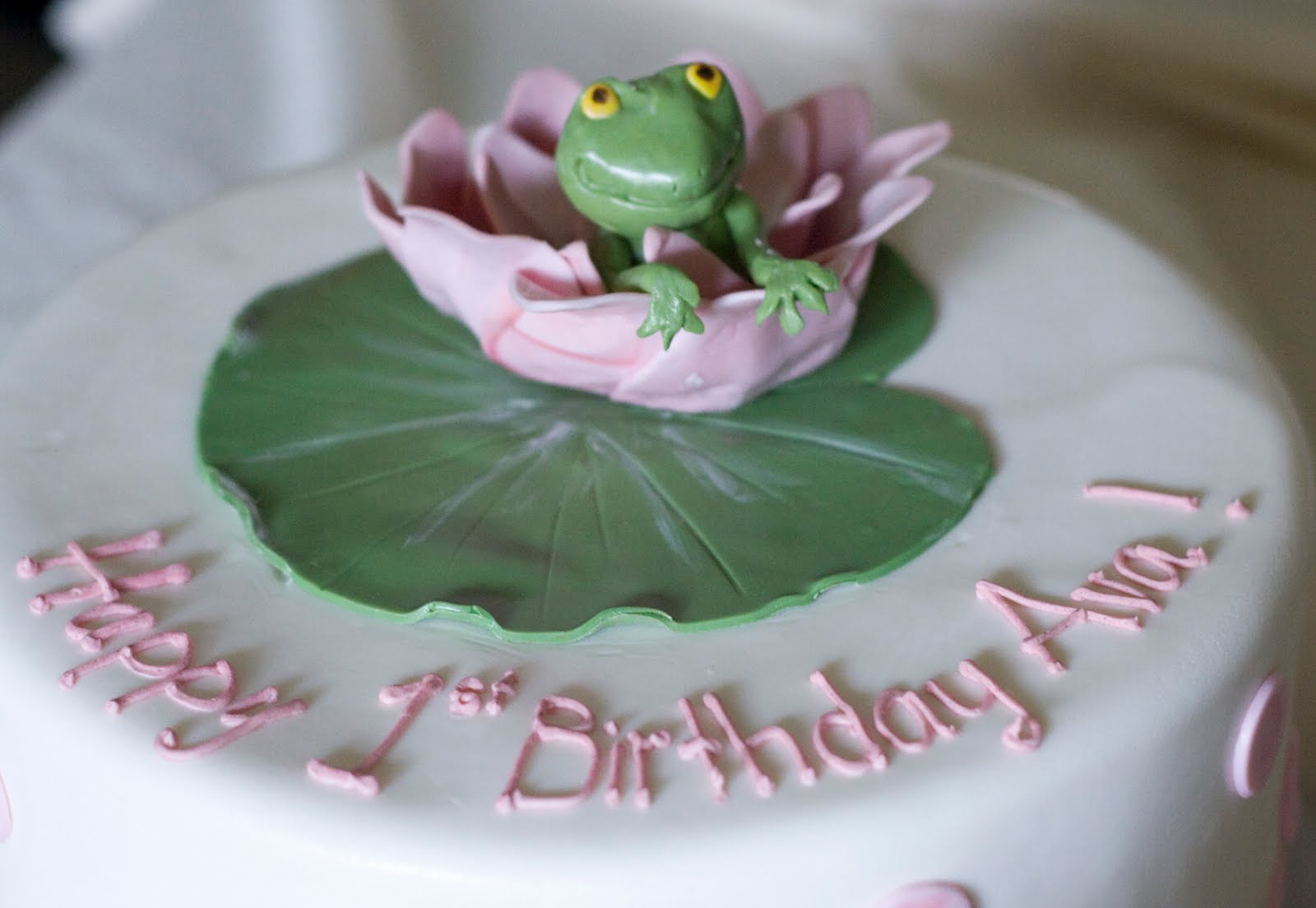 The Crimson Cake Blog: Frog in a Lilly Pad Birthday Cake