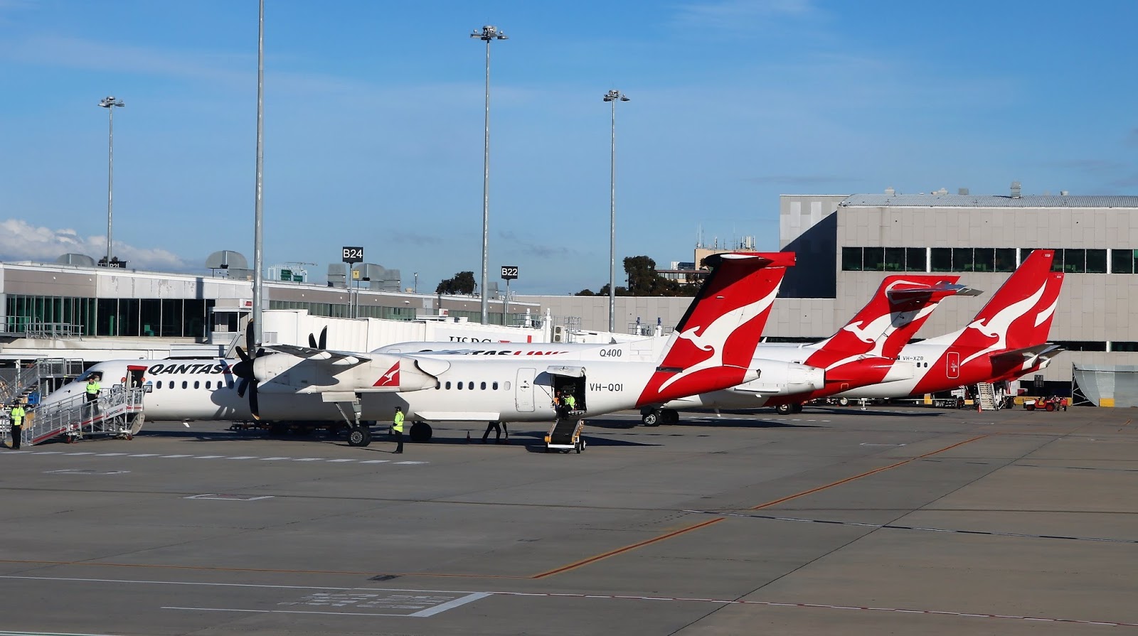 B M B Photography: Qantas jets in near miss at Perth Airport