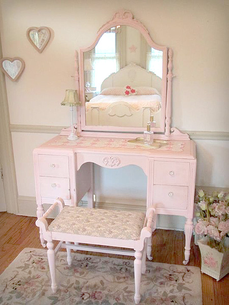 (photo credit: http://www.foreverpinkcottagechic.com/vanities.html)